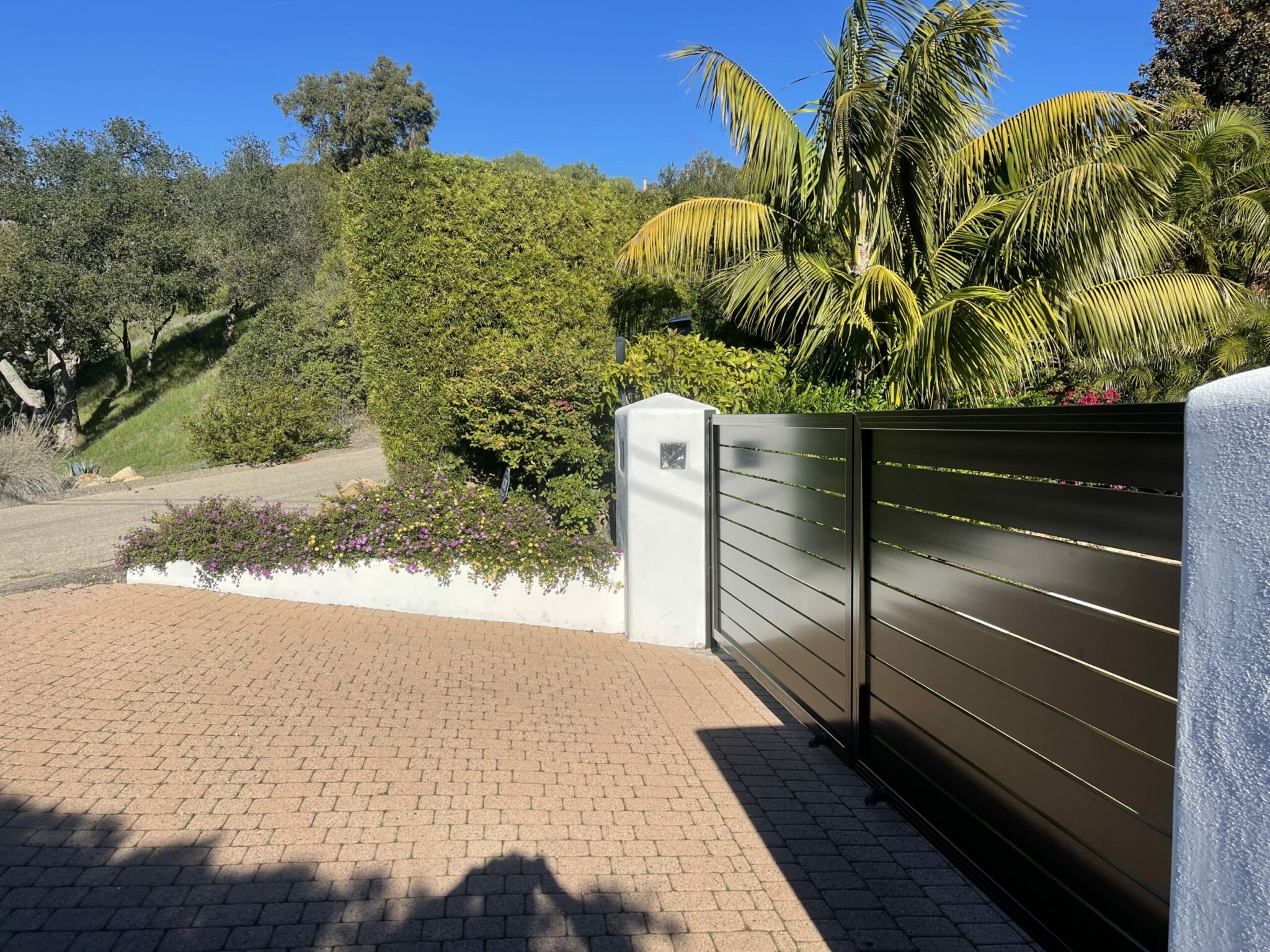 Modern Aluminum fence in Los Angeles, CA - Alumission