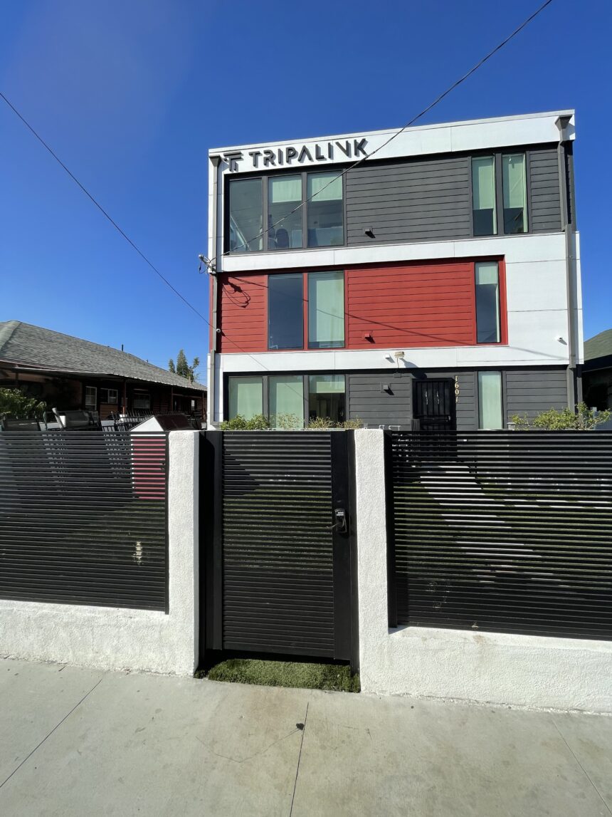 Apartment building front yard by TRIPALINK in Los Angeles, CA