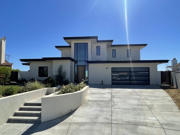 6' Fence and pedestrian gate on concrete slab in Plano, TX