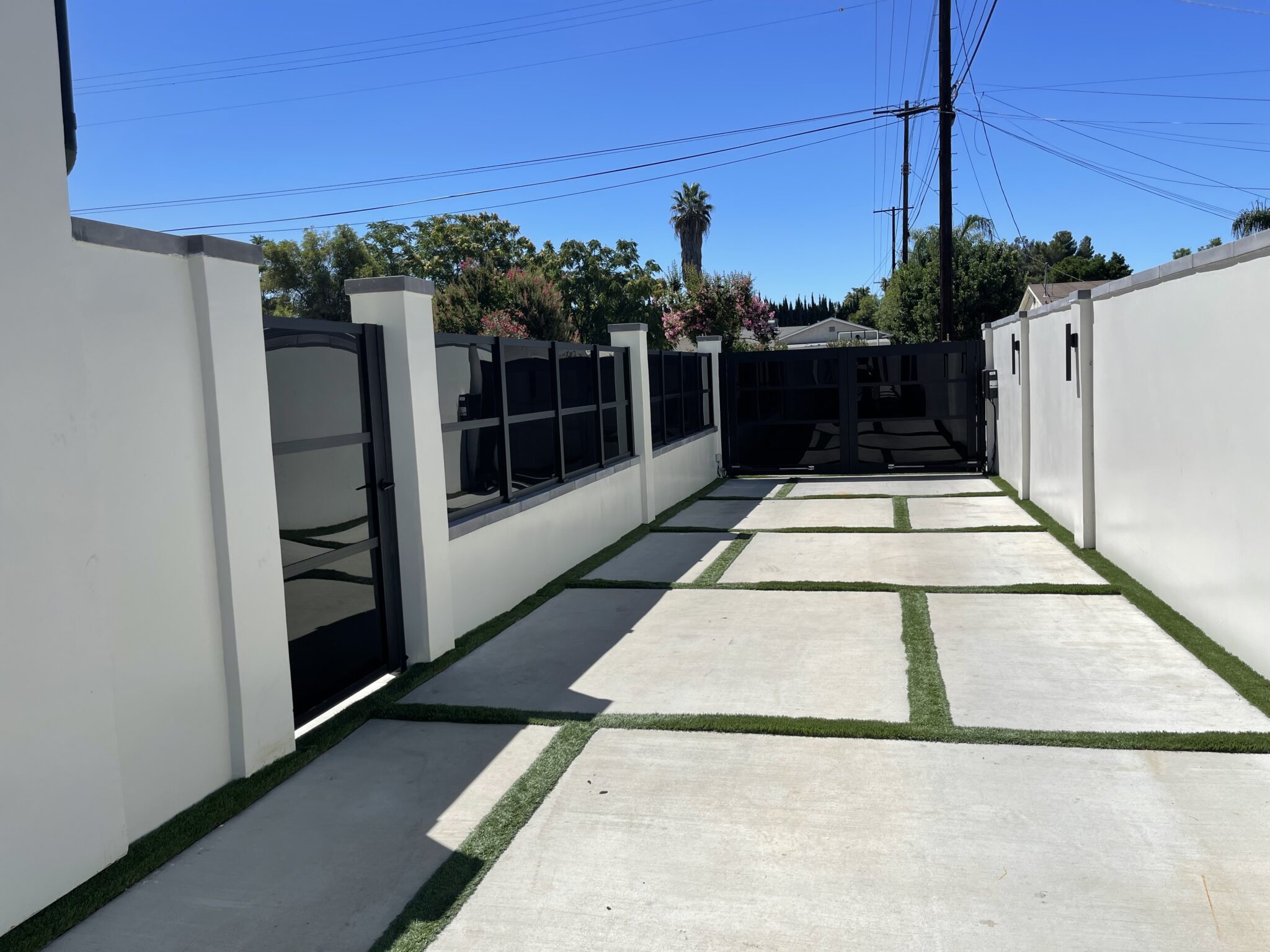 Modern Black Acrylic And Black Aluminum Fences And Gates Woodland Hills ...