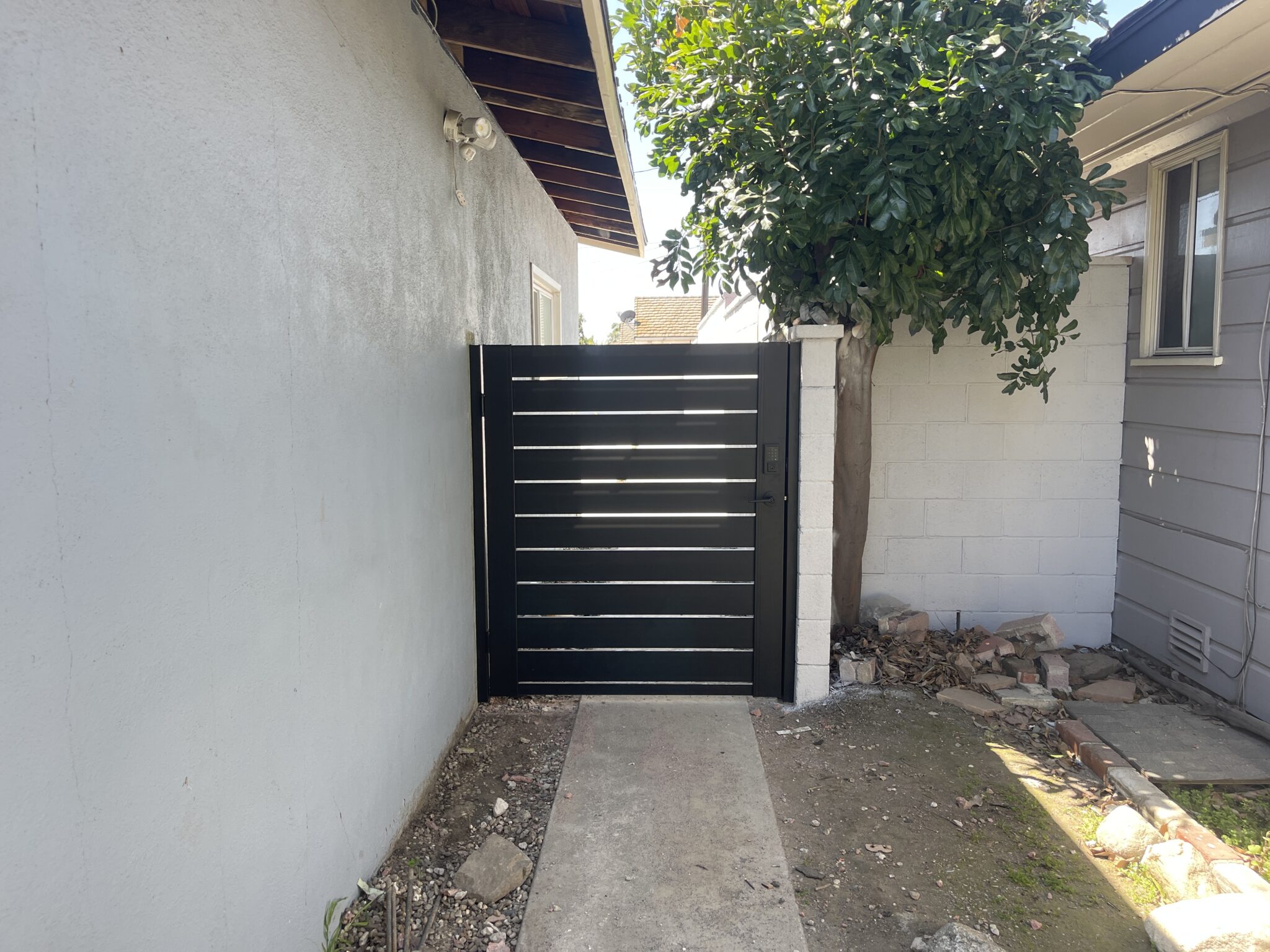 Black Aluminum Side Gates in Downey, CA 90240 - Alumission