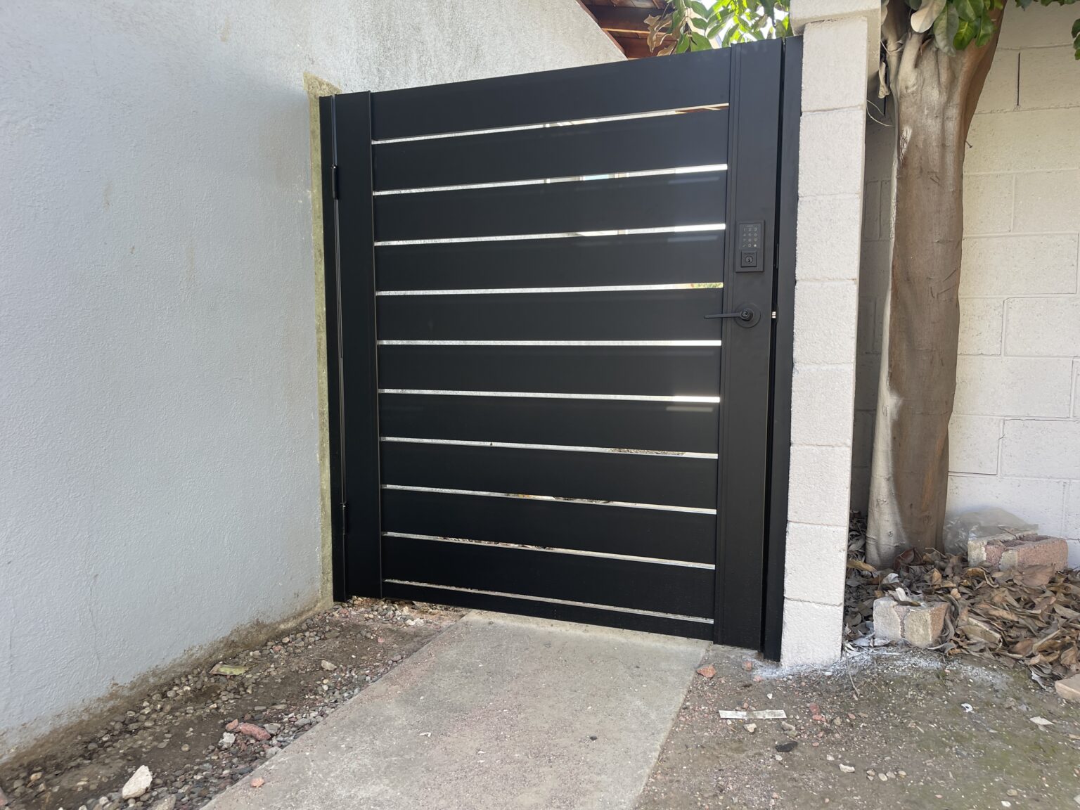 Black Aluminum Side Gates in Downey, CA 90240 - Alumission