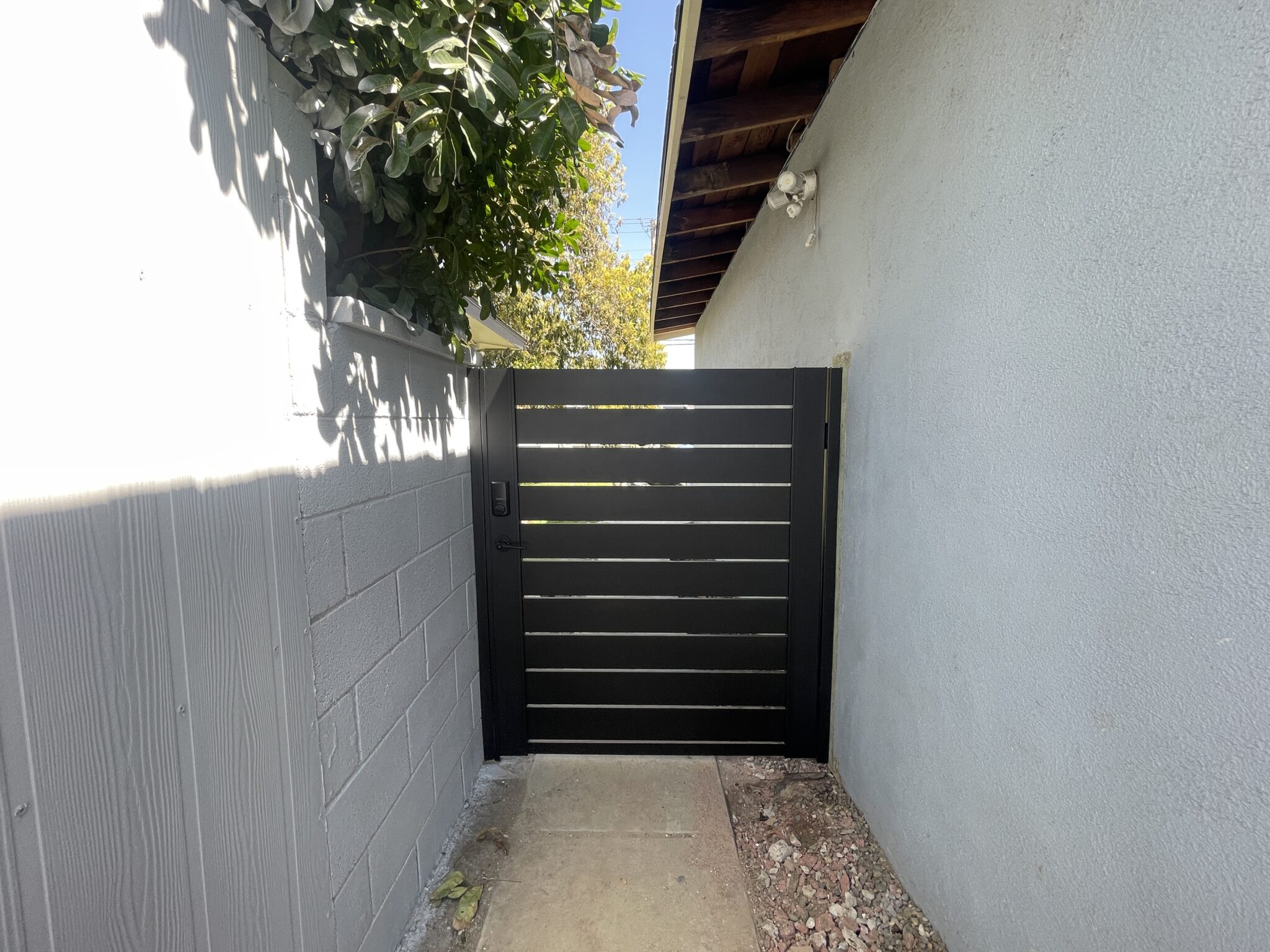 Black Aluminum Side Gates in Downey, CA 90240 - Alumission